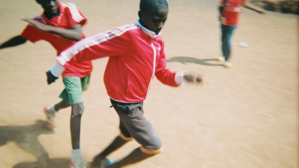 Global photo project shows power of football during displacement | UNHCR